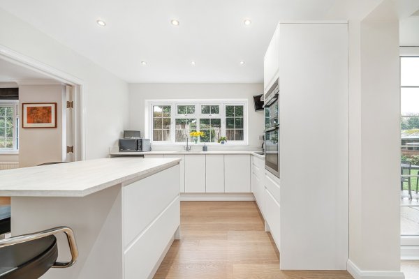 Clerkenwell Super Matt White Kitchen | Howdens