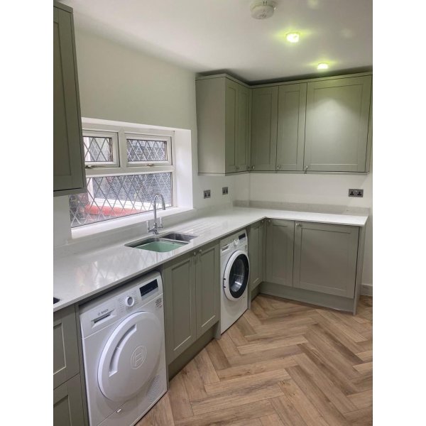 Allendale Sage Green Kitchen | Fitted Kitchens | Howdens