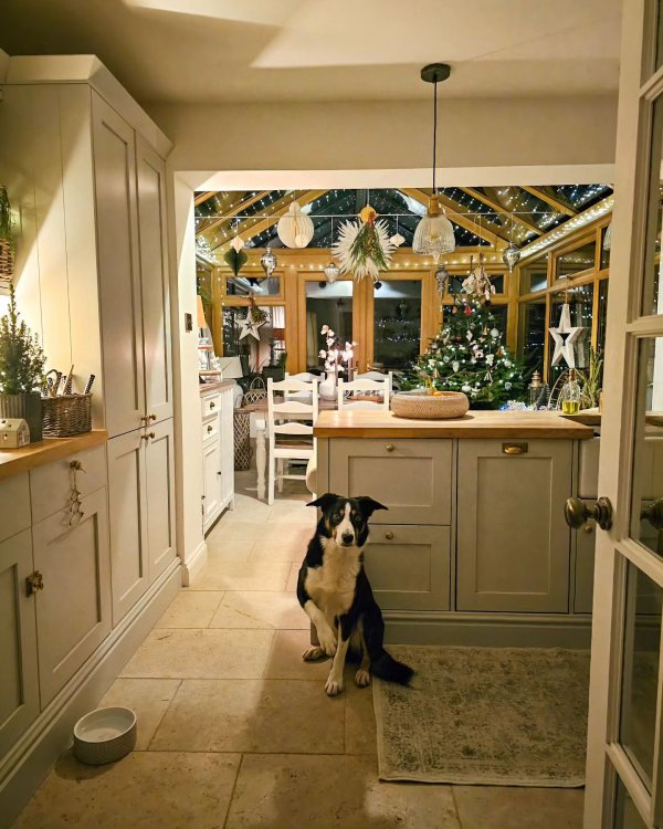 Chilcomb Dove Grey Handleless Kitchen | Howdens