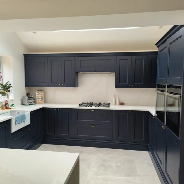 Elmbridge Dusk Blue Kitchen | Fitted kitchens | Howdens