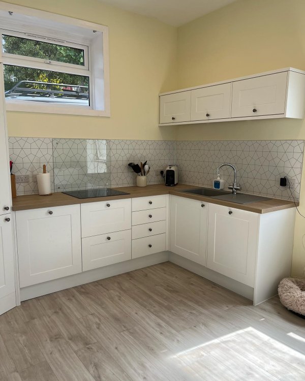 Chelford White Handleless Kitchen | Howdens
