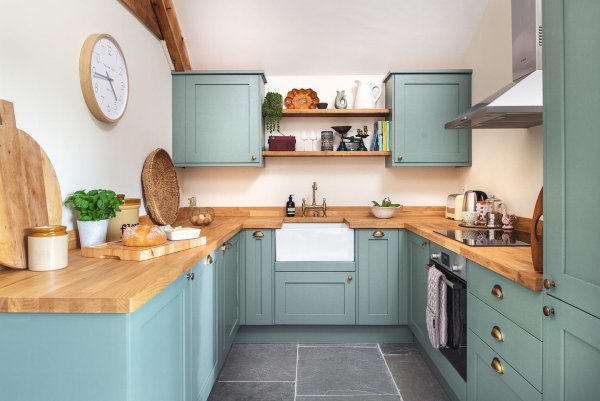 Chilcomb Reed Green In Frame Kitchen | Howdens