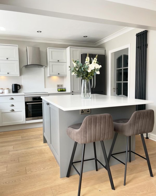 Halesworth Pebble Kitchen | Fitted Kitchens | Howdens