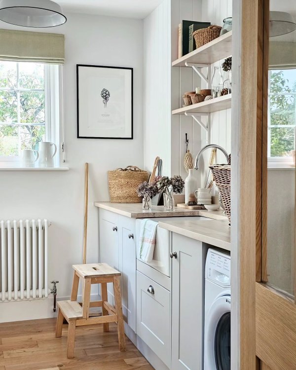 Chelford Dove Grey Handleless Kitchen | Howdens