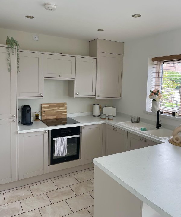 Witney Dove Grey Kitchen | Fitted Kitchens | Howdens