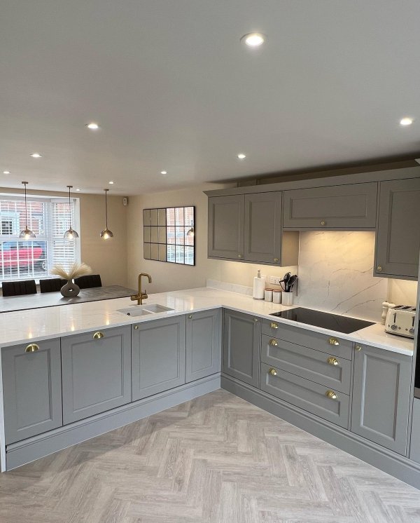 Elmbridge Pebble In Frame Kitchen | Howdens