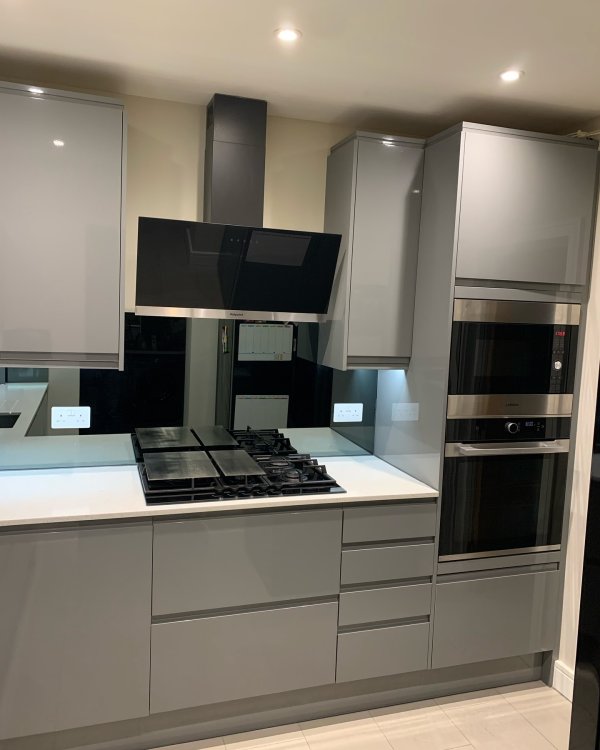 Clerkenwell Gloss Slate Grey Kitchen | Howdens