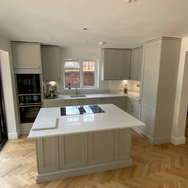 Chilcomb Dove Grey In Frame Kitchen | Howdens