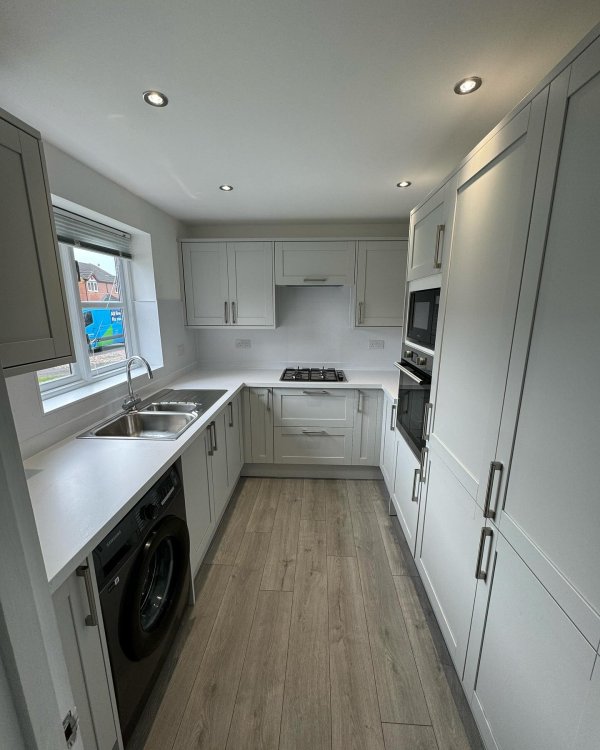 Witney Dove Grey Kitchen | Fitted Kitchens | Howdens