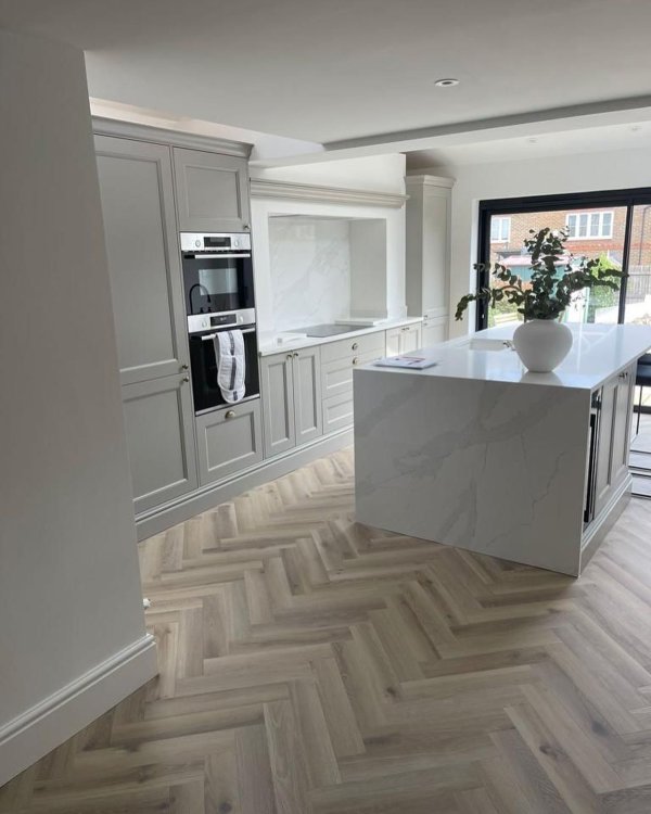 Elmbridge Pebble Kitchen | Fitted Kitchens | Howdens