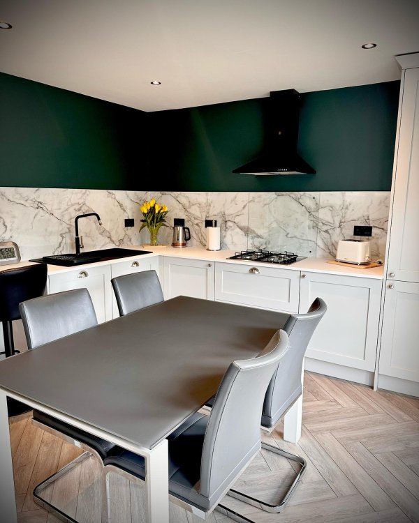 Chilcomb Porcelain Kitchen | Fitted Kitchens | Howdens