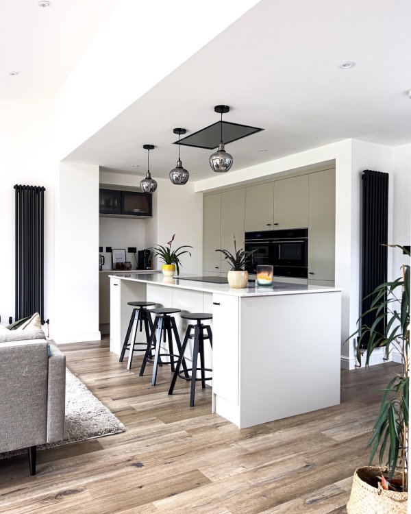 Hockley Super Matt White Handleless Kitchen | Howdens