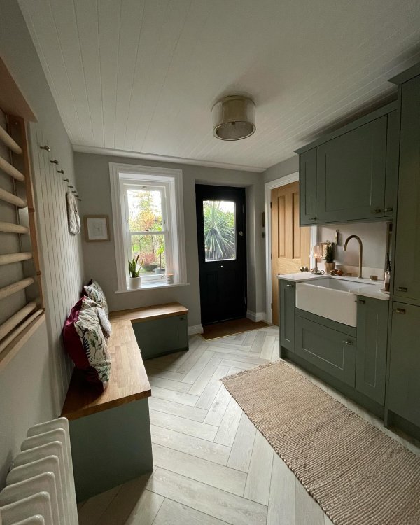 Chelford Reed Green Kitchen | Fitted Kitchens | Howdens