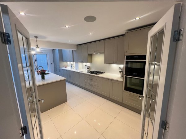 Chelford Pebble Handleless Kitchen | Howdens