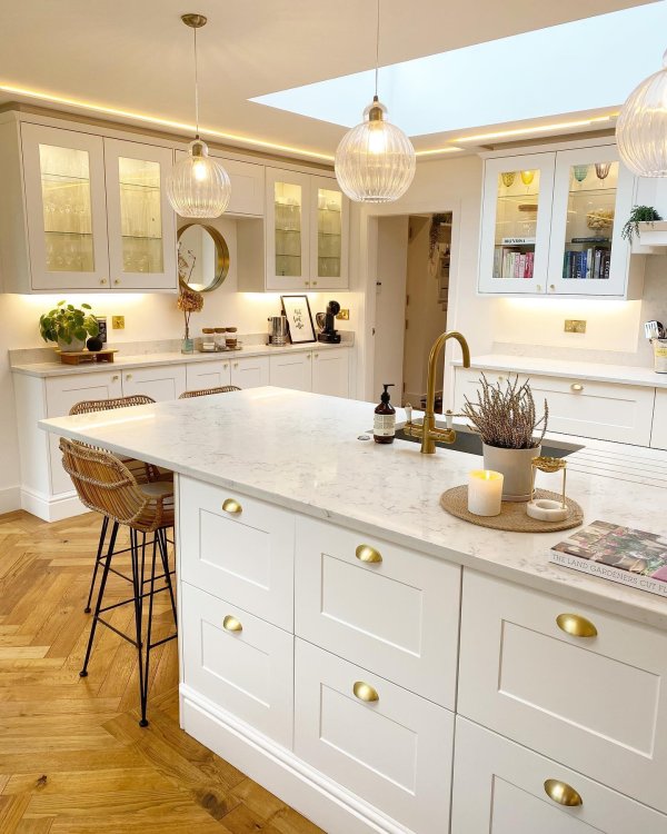 Chelford White Kitchen | Fitted Kitchens | Howdens