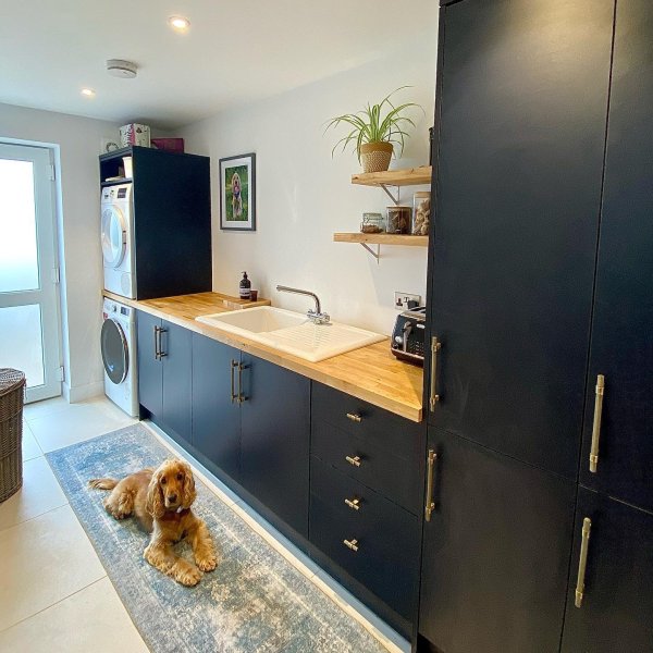 Hockley Super Matt Navy Handleless Kitchen | Howdens