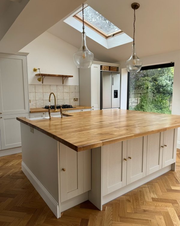Halesworth Porcelain Kitchen | Fitted Kitchens | Howdens