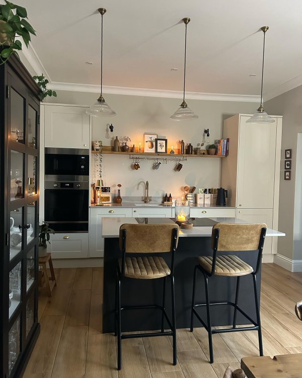 Chelford White Kitchen | Fitted Kitchens | Howdens