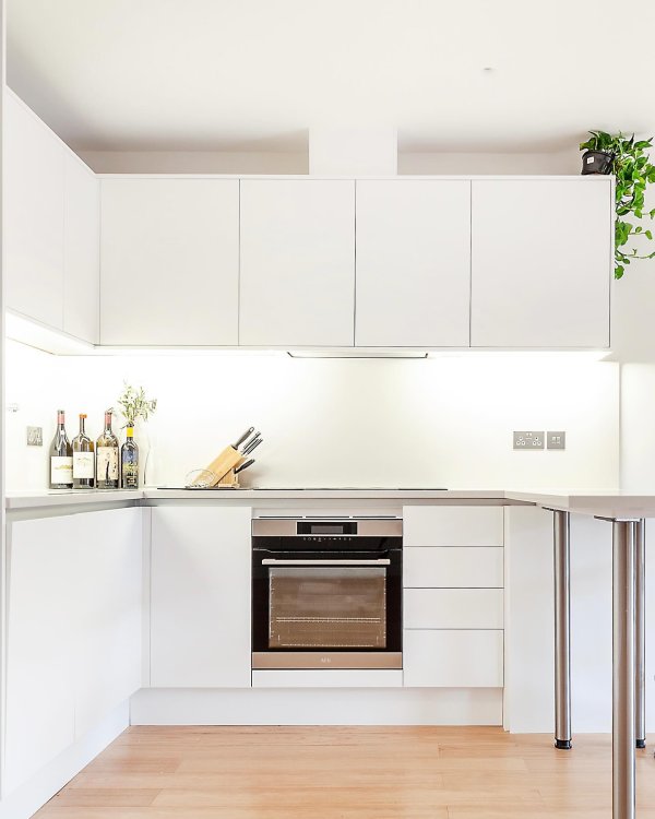 Hockley Super Matt White Handleless Kitchen | Howdens