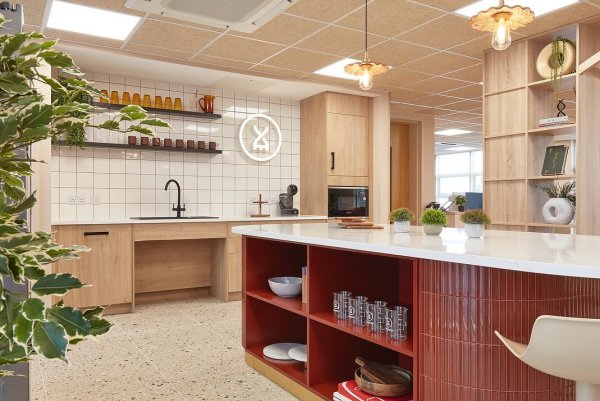 Greenwich Natural Oak Handleless Kitchen | Fitted Kitchens | Howdens