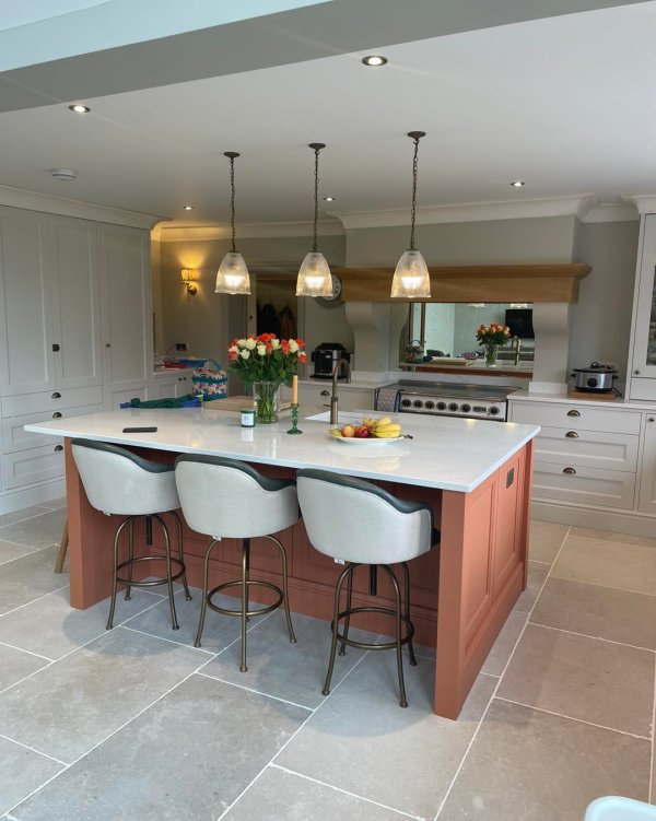 Elmbridge Porcelain In Frame Kitchen | Howdens