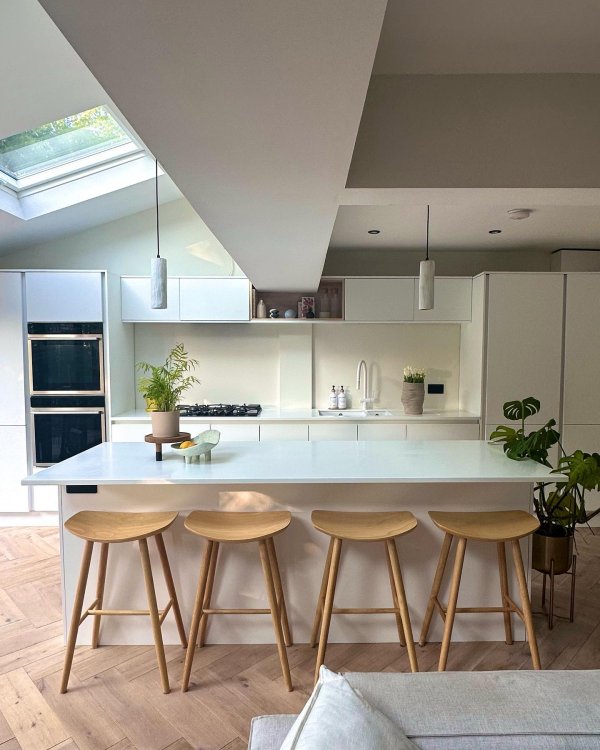 Hockley Super Matt White Kitchen | Fitted Kitchens |Howdens