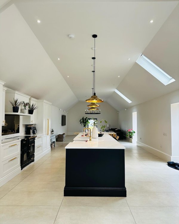 Elmbridge Mist Kitchen | Fitted Kitchens | Kitchens | Howdens