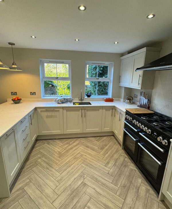 Chilcomb Dove Grey In Frame Kitchen | Howdens