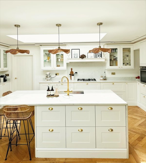 Chelford White Handleless Kitchen | Howdens
