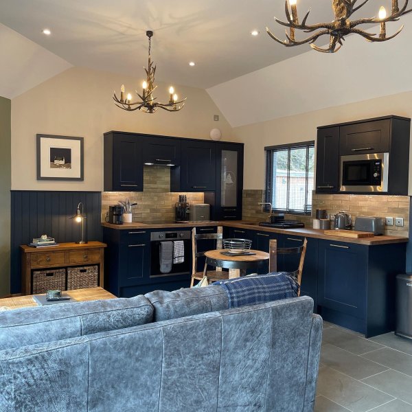 Chelford Navy Handleless Kitchen | Fitted Kitchens | Howdens