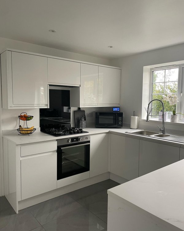 Clerkenwell Gloss White Kitchen | Fitted Kitchens | Howdens