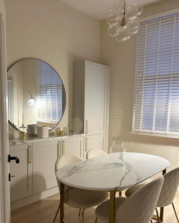 Witney Dove Grey Kitchen | Fitted Kitchens | Howdens