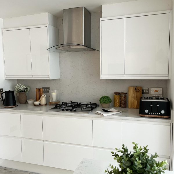 Clerkenwell Gloss White Kitchen | Fitted Kitchens | Howdens