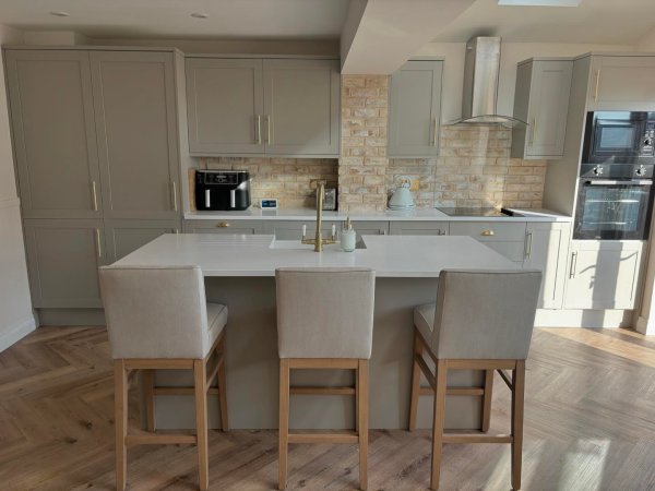 Witney Pebble Kitchen | Fitted Kitchens | Kitchens | Howdens