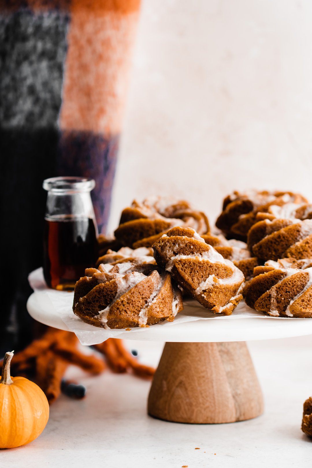Need An Easy Fall Dessert Recipe? Try Mini Pumpkin Bundt Cakes - Lulus ...