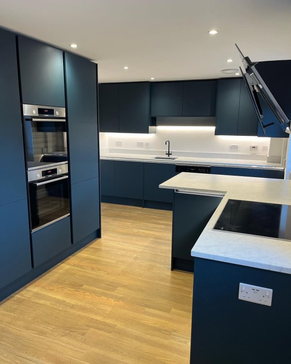 Hockley Super Matt Navy Handleless Kitchen | Howdens
