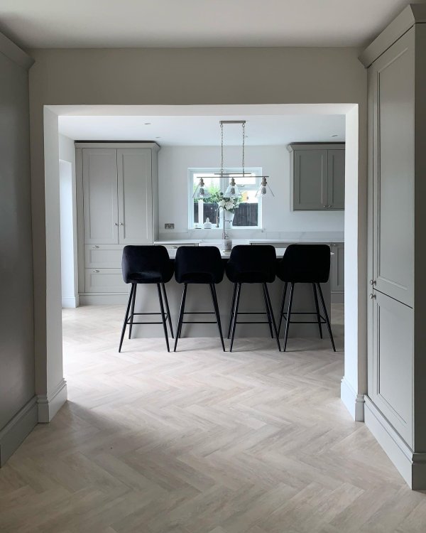 Elmbridge Pebble In Frame Kitchen | Howdens