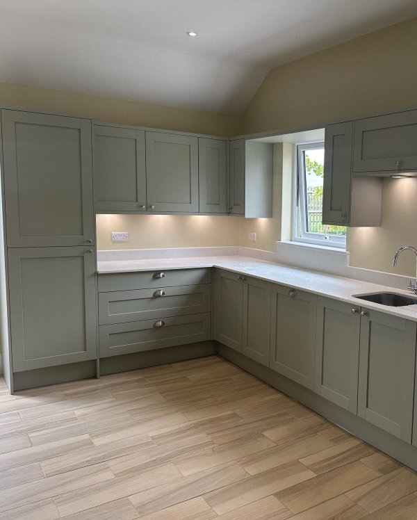 Halesworth Pebble Kitchen | Fitted Kitchens | Howdens