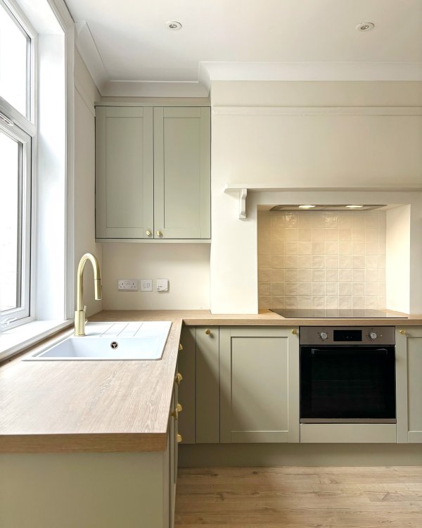 Allendale Sage Green Kitchen | Fitted Kitchens | Howdens