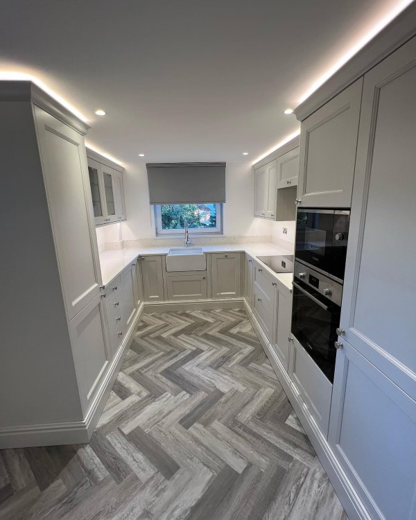 Elmbridge Dove Grey In Frame Kitchen | Howdens