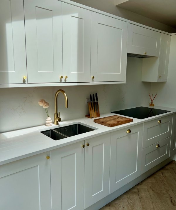Chelford White Kitchen | Fitted Kitchens | Howdens