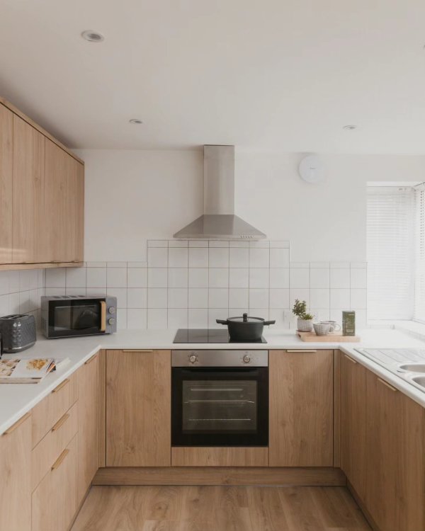 Greenwich Natural Oak Handleless Kitchen | Fitted Kitchens | Howdens