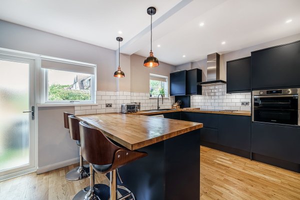 Clerkenwell Super Matt Navy Kitchen | Howdens