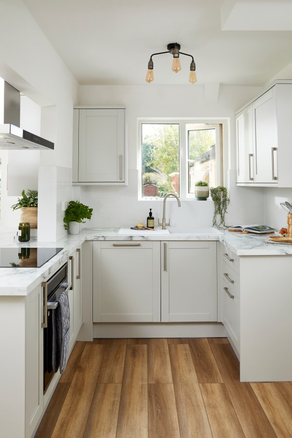 Witney Dove Grey Kitchen | Fitted Kitchens | Howdens