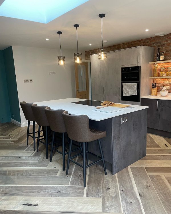 Hockley Textures Dark Stone Handleless Kitchen | Fitted Kitchen | Howdens