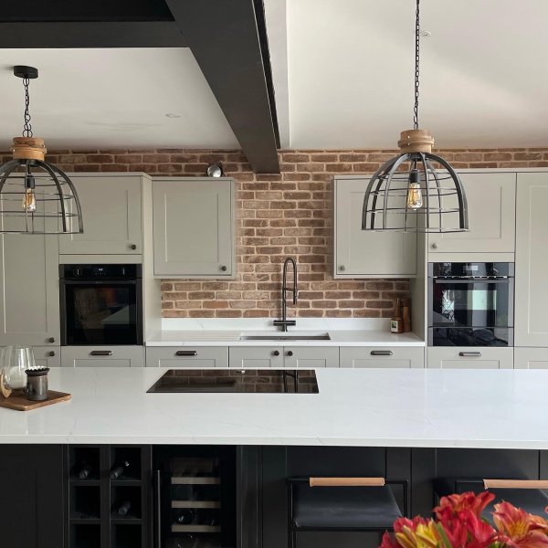 Chelford Pebble Bathroom | Fitted Bathrooms | Howdens