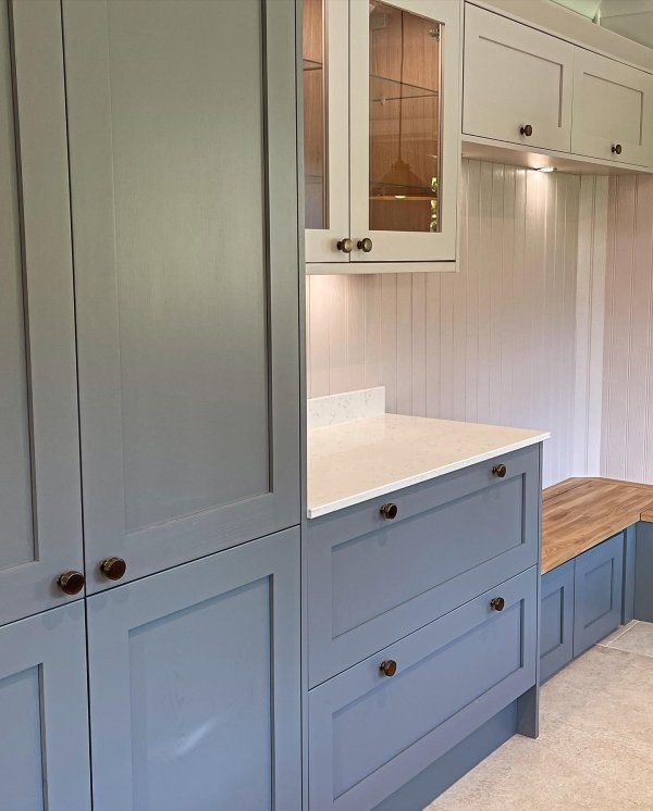Chilcomb Dusk Blue Handleless Kitchen | Howdens
