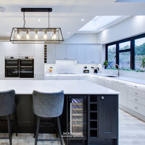 Chelford Navy Handleless Kitchen | Fitted Kitchens | Howdens