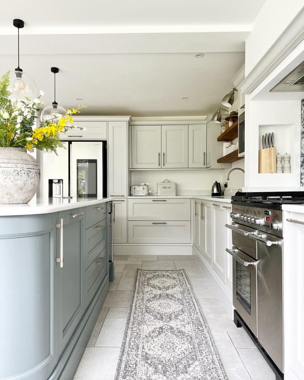 Elmbridge Dusk Blue Kitchen | Fitted kitchens | Howdens