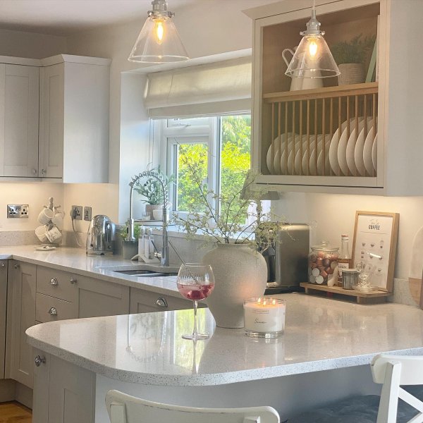 Halesworth Pebble Kitchen | Fitted Kitchens | Howdens